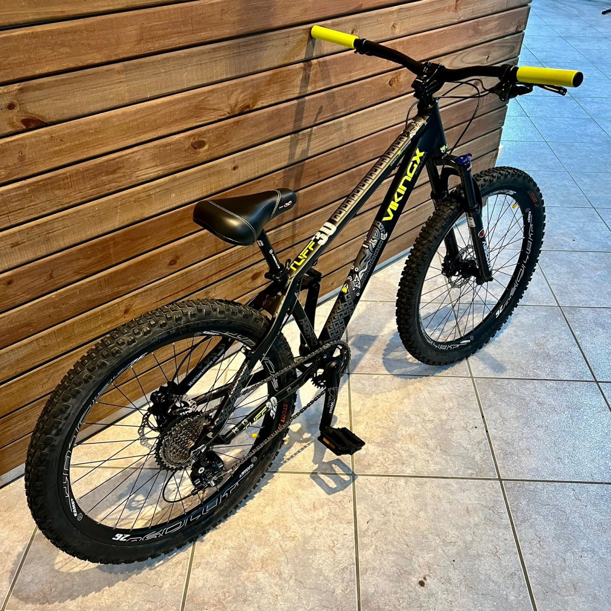 Comprar Bicicleta Dirt Tuff X-30 Sunrace 9v (Preto e Amarelo) - Vikingx ...