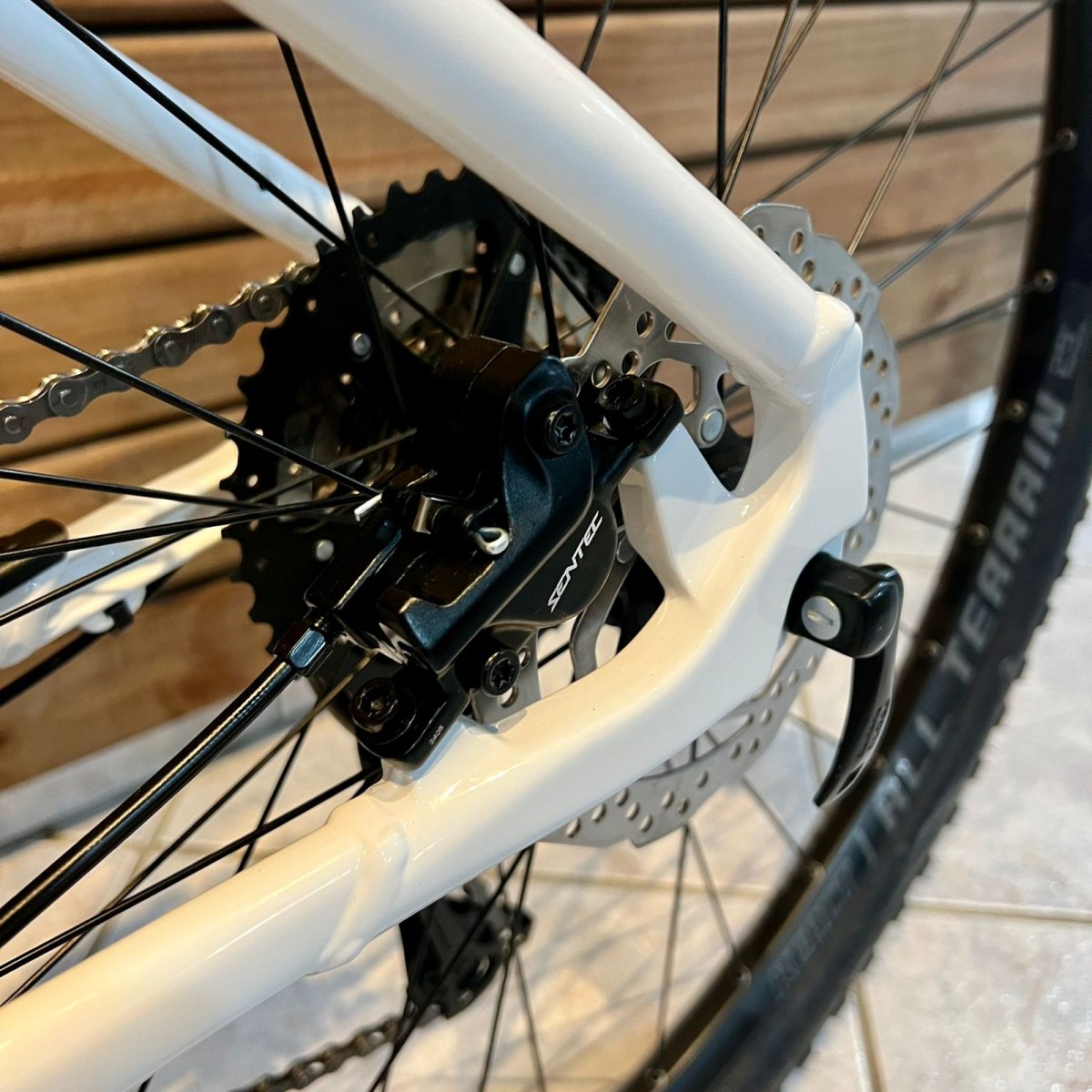 Comprar Bicicleta React Sport Shimano Acera/Altus 16v (Branco e Azul) - Sense | BP Bike Shop