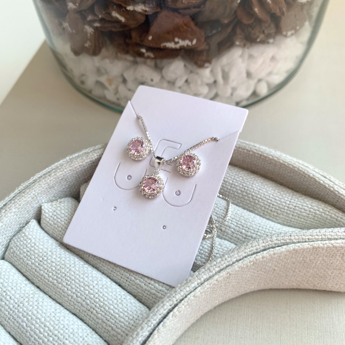 CONJUNTO COM ZIRCONIA COM ARO CRAVEJADO