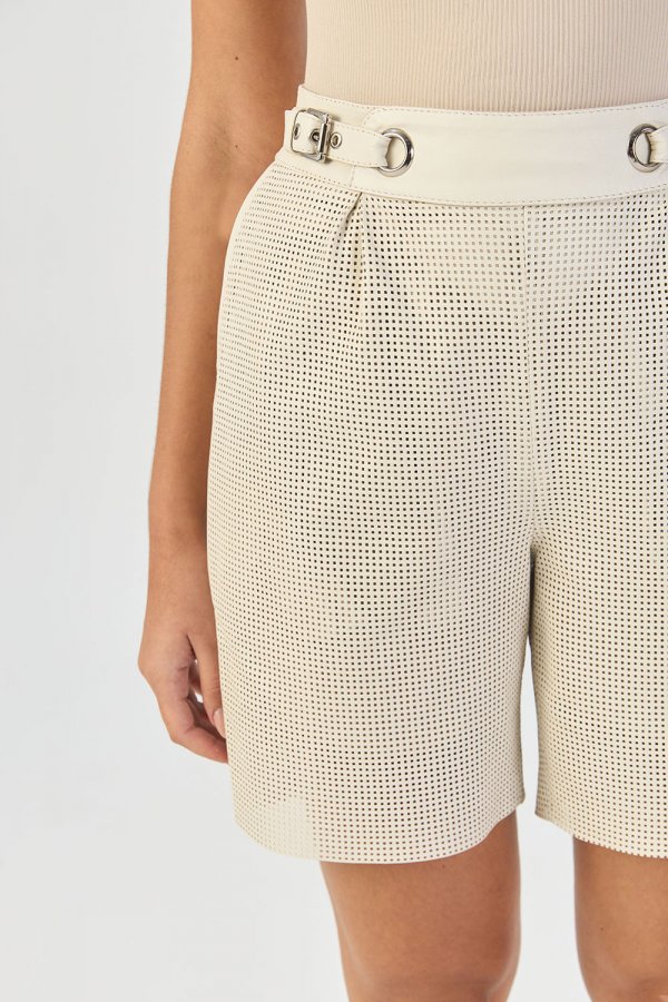 Kalline - Bermuda de Couro Pelica Sophie Vazado Bianca