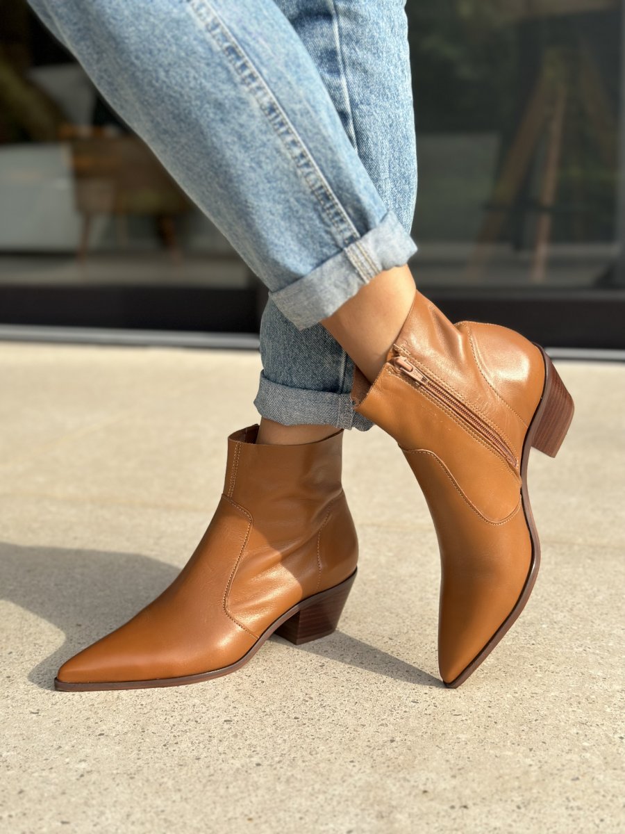 Bota Cano Curto em Couro Bico Fino Arezzo